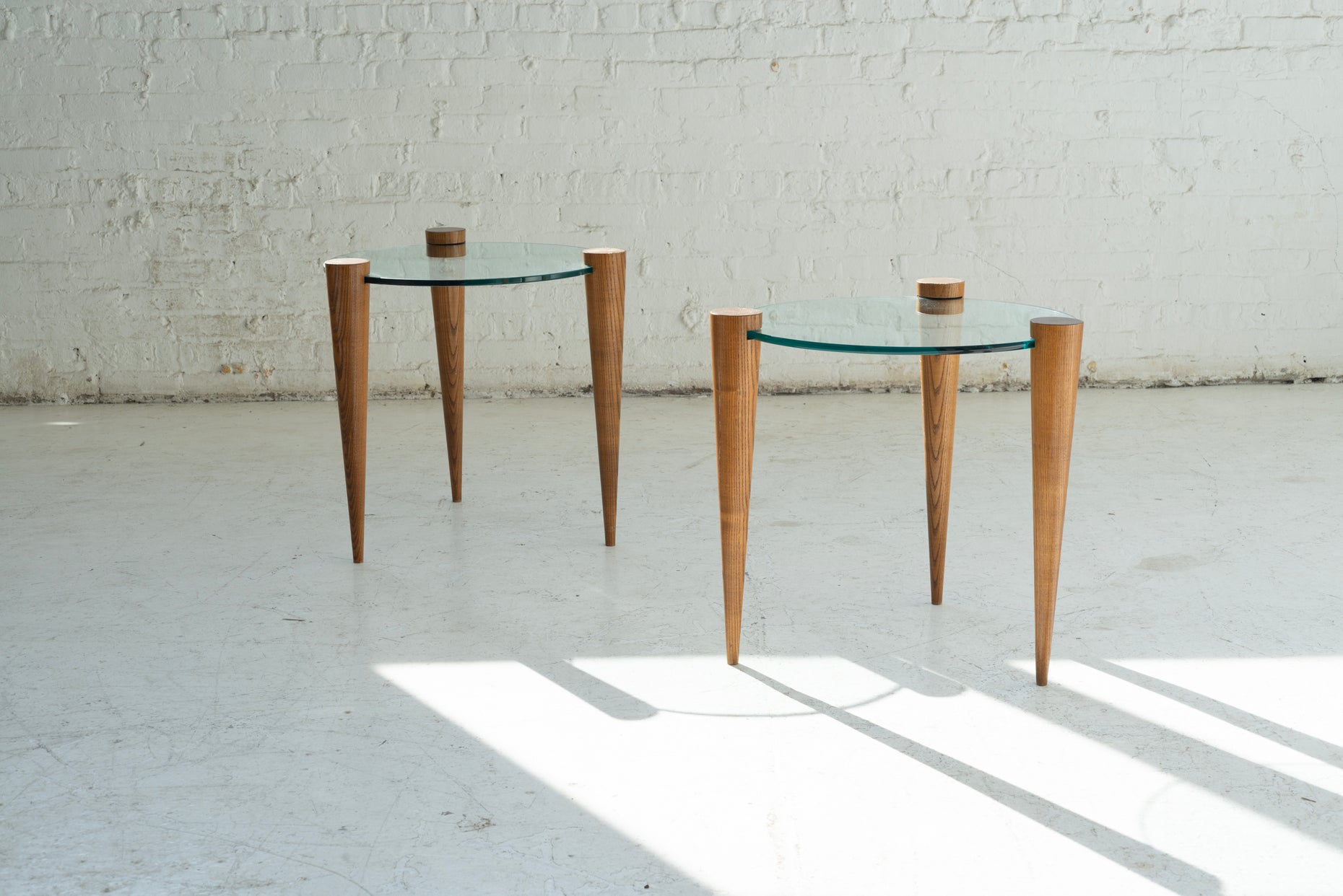 Pair of Mid-Century Modern Side Tables in The Style of Gilbert Rohde ...